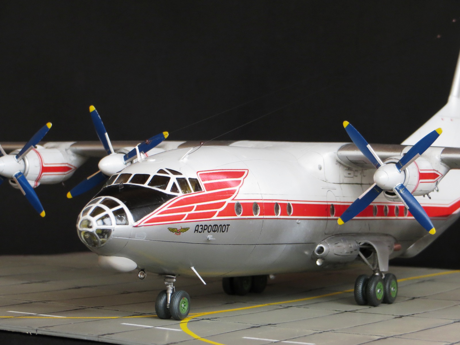 Ан-12Б СССР-12955 — Каропка.ру — стендовые модели, военная миниатюра
