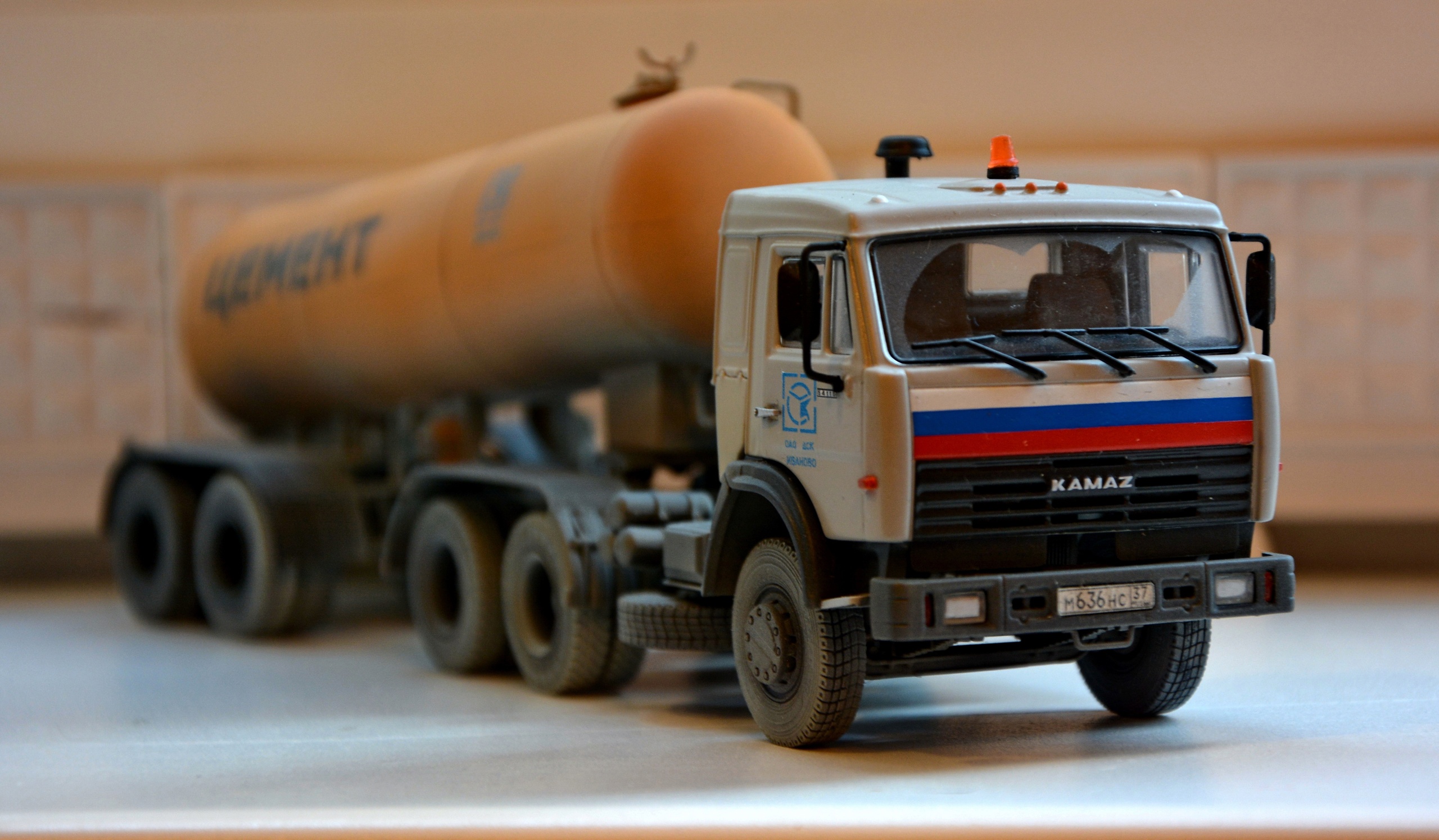 Седельный тягач КАМАЗ 54115 с полуприцепом-цементовозом ТЦ-11 — Каропка ...